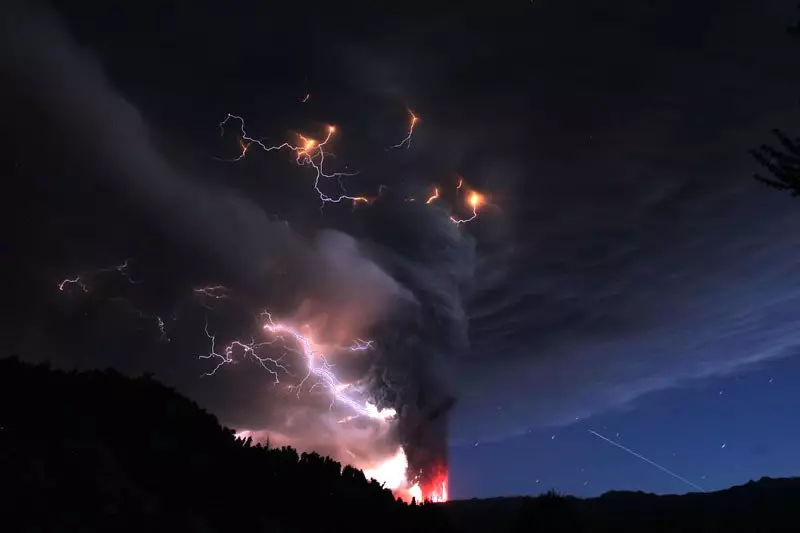 De Vulkanausbroch vum Vulkan TALA vun Lightning begleet: Video