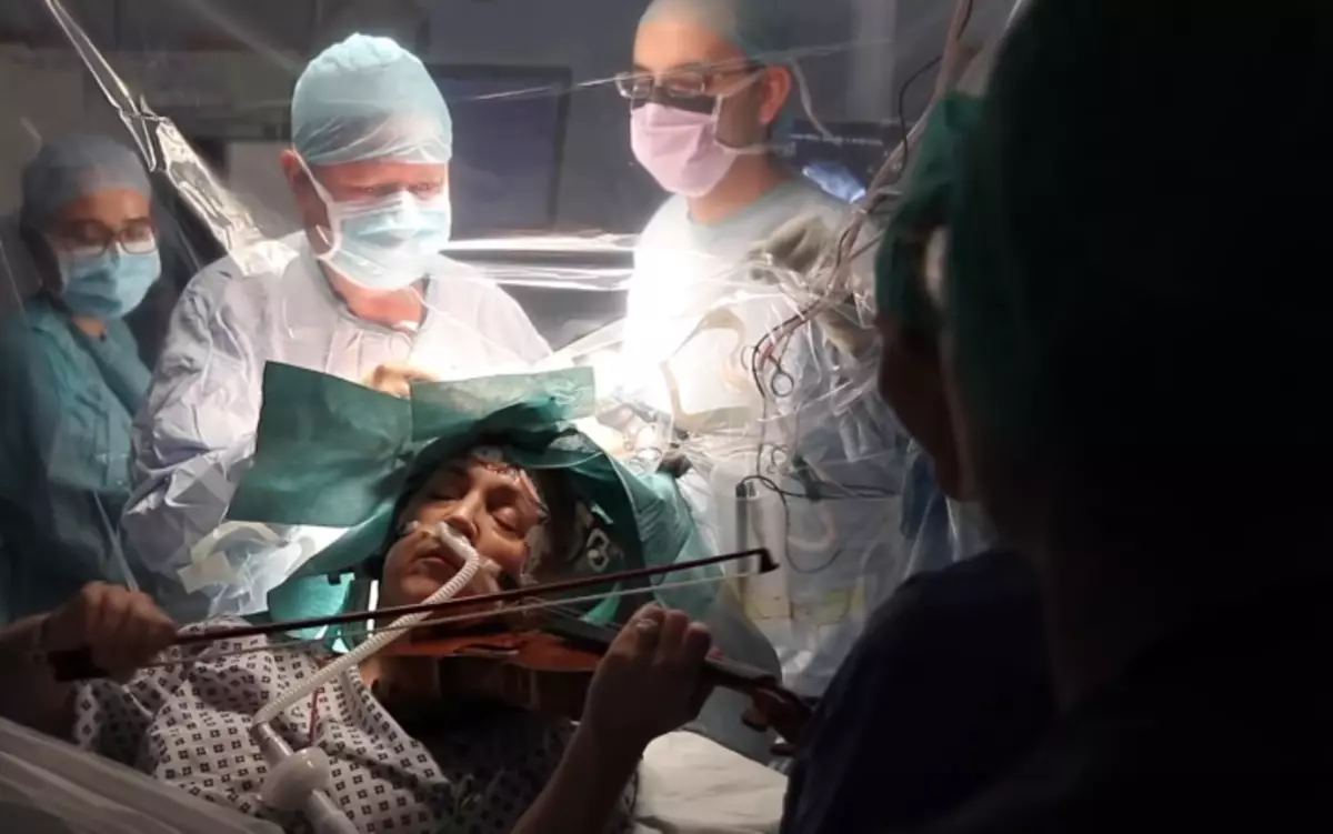 Бриттон игра виолину све док хирурзи не уклоне њен мозак тумор: видео