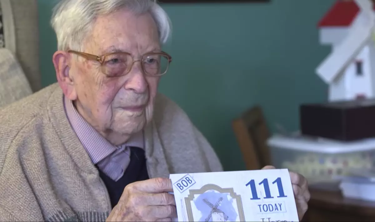 O residente de Gran Bretaña de 111 anos de idade converteuse no home máis antigo do mundo