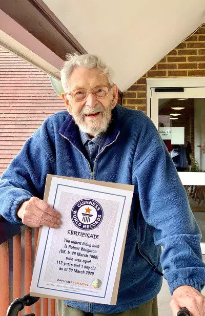 O inglês de 112 anos de idade reconhecido como homem mais velho do mundo