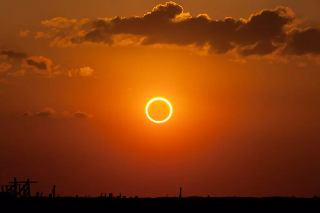 Lo que un eclipse similar a un anillo raro miró desde el suelo y del espacio.