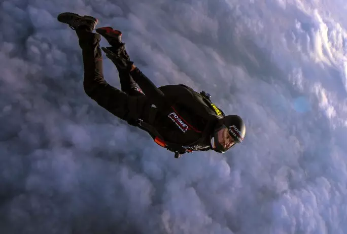 Парашутист направен първият в историята на скока в голяма надморска височина струя поток: видео