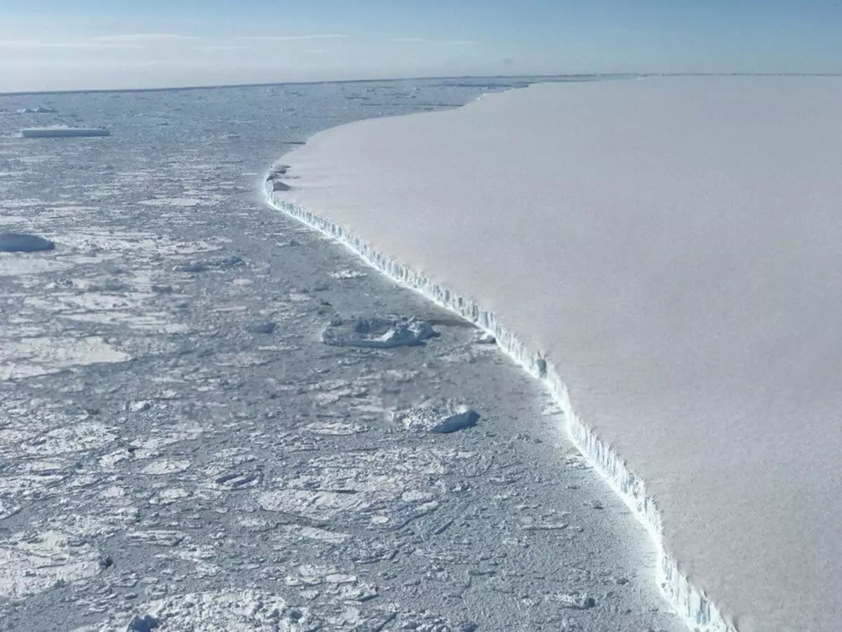 Giant Iceberg, joka on lyöty Antarctica vuonna 2017, ylittää yli 1000 kilometriä