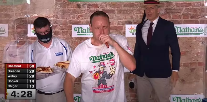 Quanti hot dog possono mangiare una persona in 10 minuti: un nuovo studio